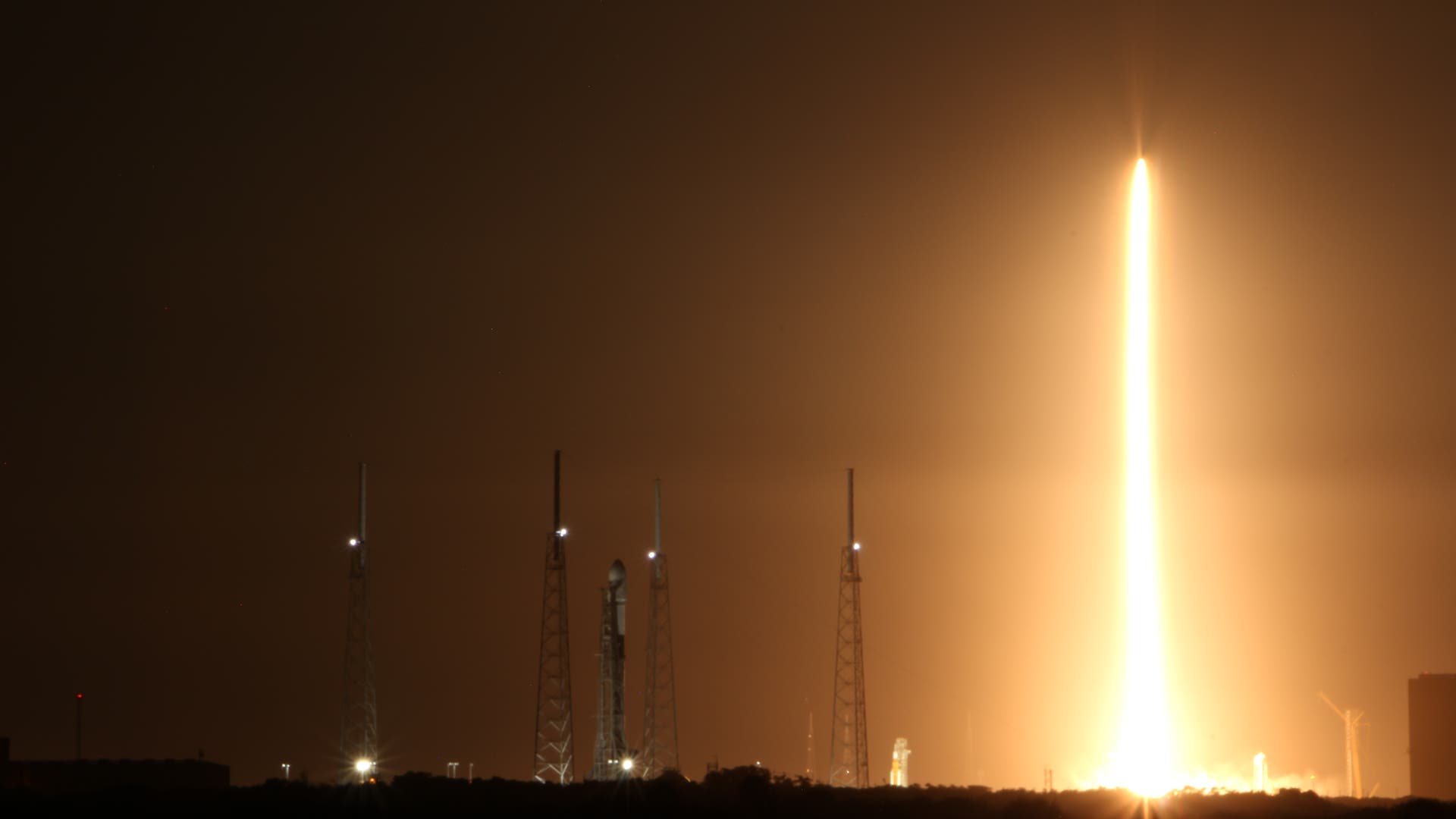 Drei Raketen in einem Bild - Spektrum der Wissenschaft